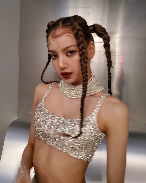 BLACKPINK Lisa devient la première soliste féminine de K-pop de l'histoire à faire ses débuts ...