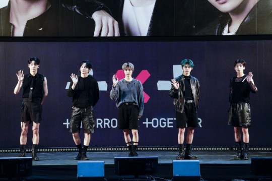 Tomorrow by Together, le 3e single du Japon s'est écoulé à 500 000 exemplaires... Double ...