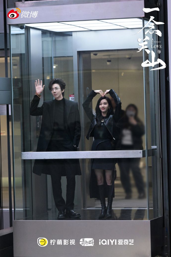 Liu Shi Shi et Liu Yu Ning font la promotion du drame à succès actuel A Journey to Love avec un ...
