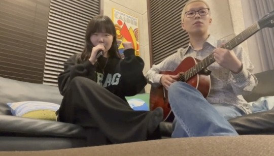 AKMU Lee Chan-hyuk X Lee Soo-hyun „Don’t cross your legs“ Live-Video zum 10-jährigen Jubiläum ...