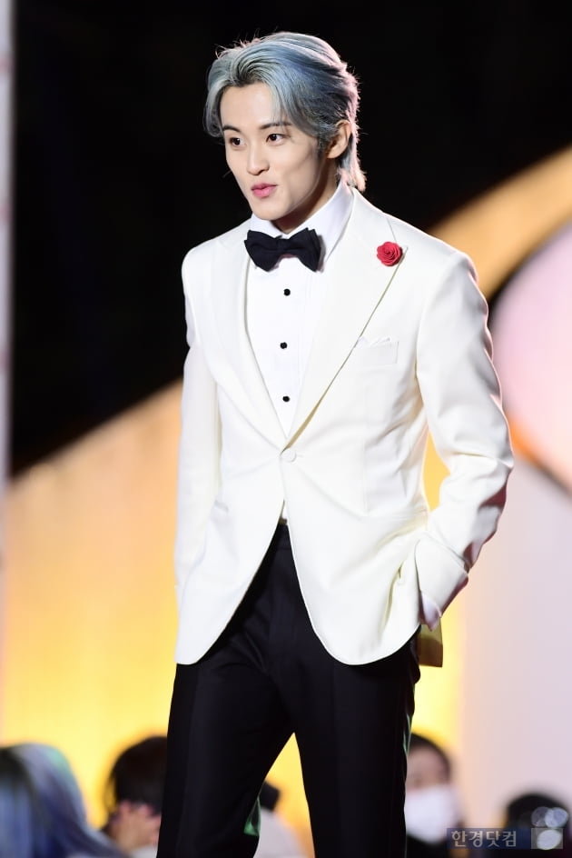 [照片] NCT 127 Mark, Czennie 的心動眼神 (2022 SBS 歌謠大戰) - K-Pop News Inside