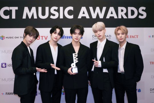 TOMORROW X TOGETHER คว้ารางวัล Artist of the Year ในงาน 2022 TMA 2 ปีซ้อน - K-Pop News Insde TH